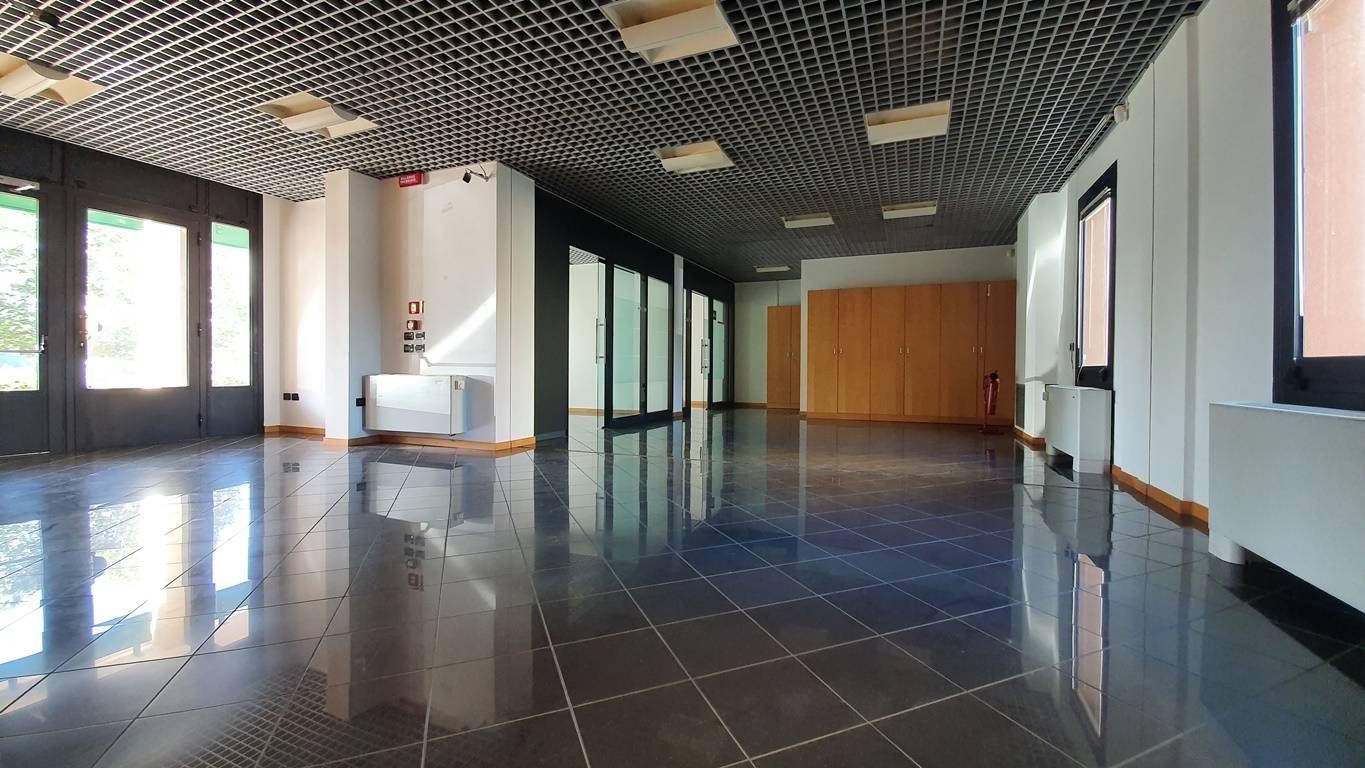 Locale commerciale in Vendita