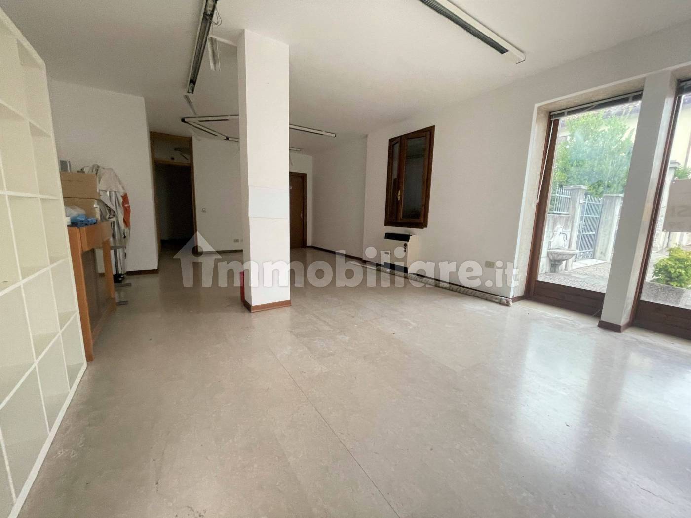 Locale commerciale in Vendita