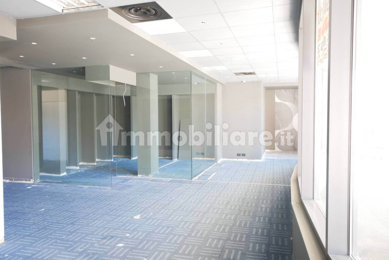 Locale commerciale in Vendita