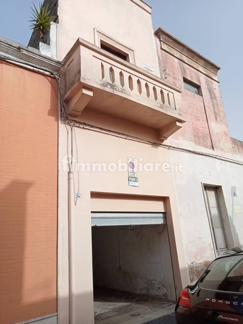 Trilocale via Carlo Poerio 78, Sava