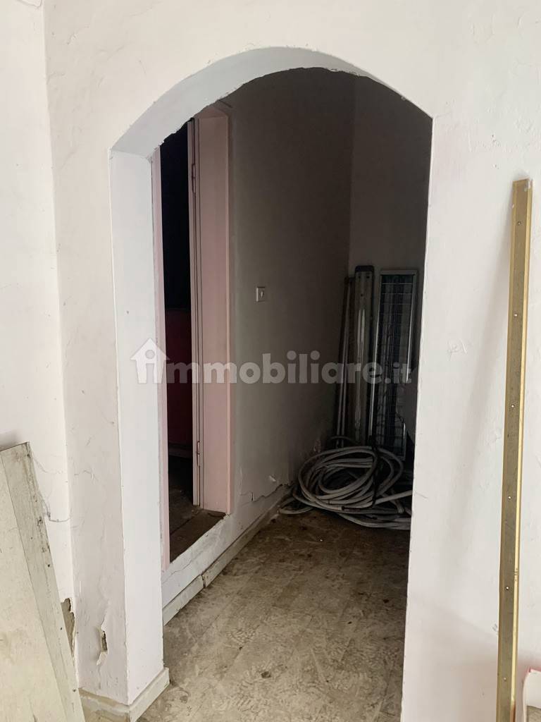 Locale commerciale con laboratorio in Vendita