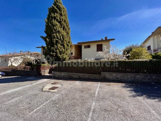 Trilocale piazzale Sant&#x27;Angelo, Centro, Castel del Piano