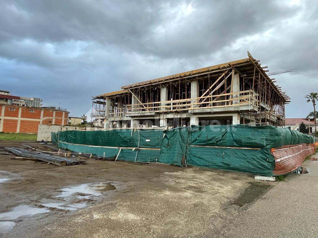 Villa bifamiliare via Giorgio Amendola, Parete