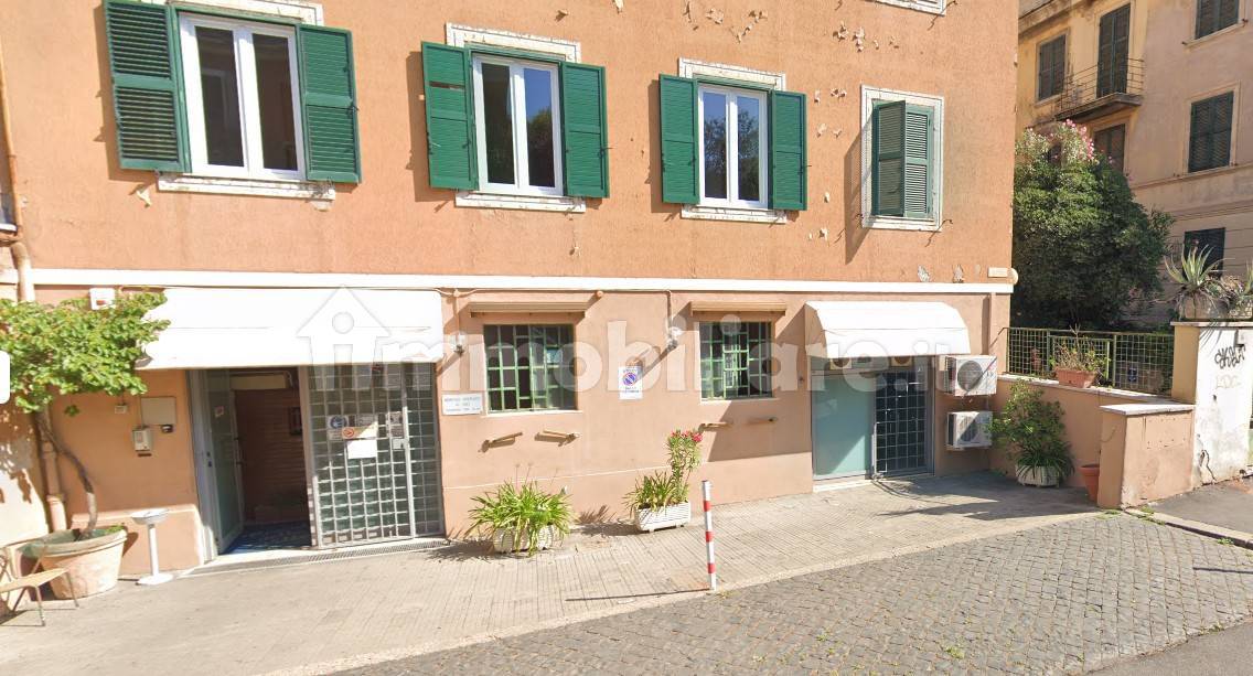 Locale commerciale in Vendita