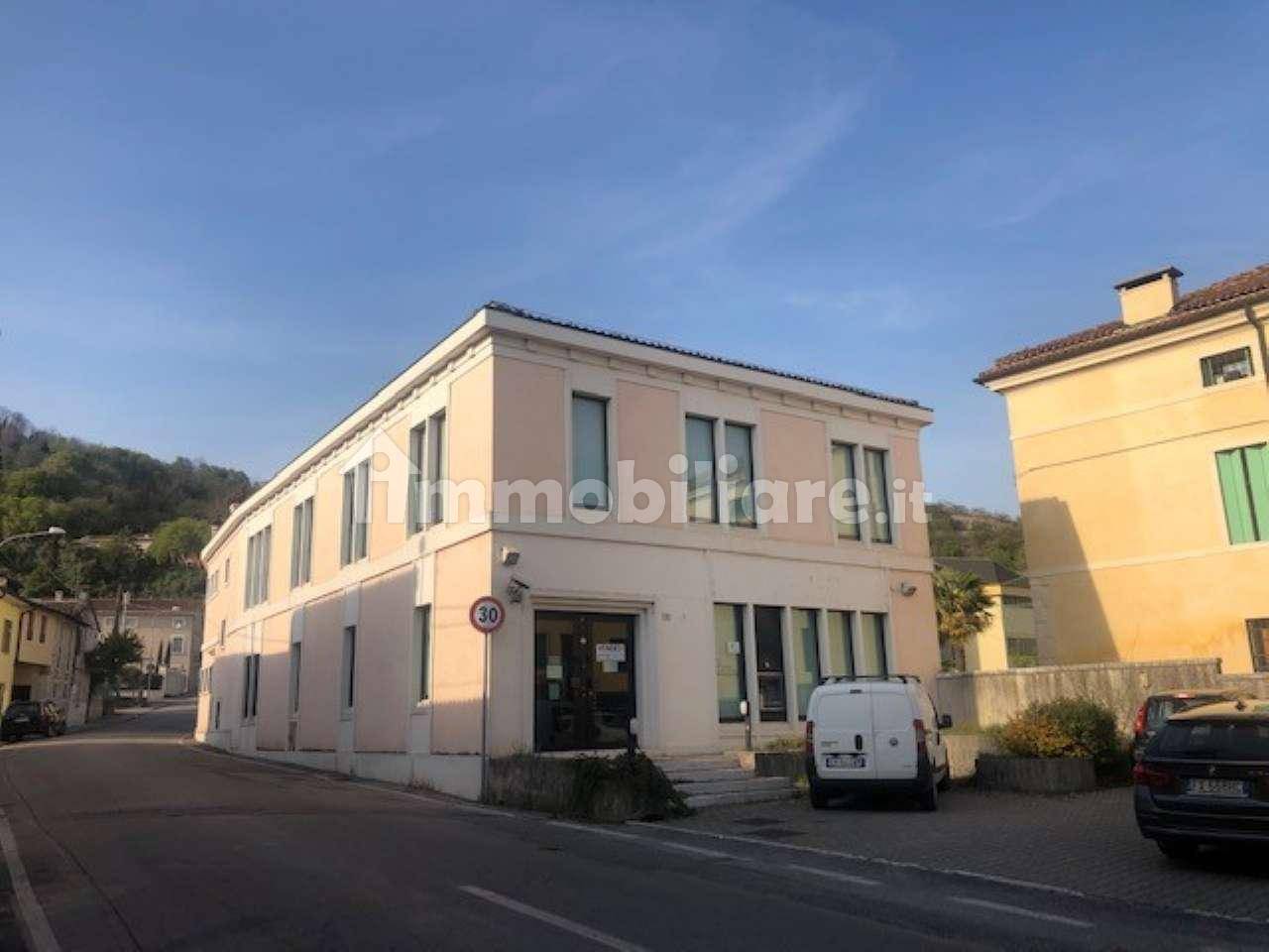 Locale commerciale in Vendita