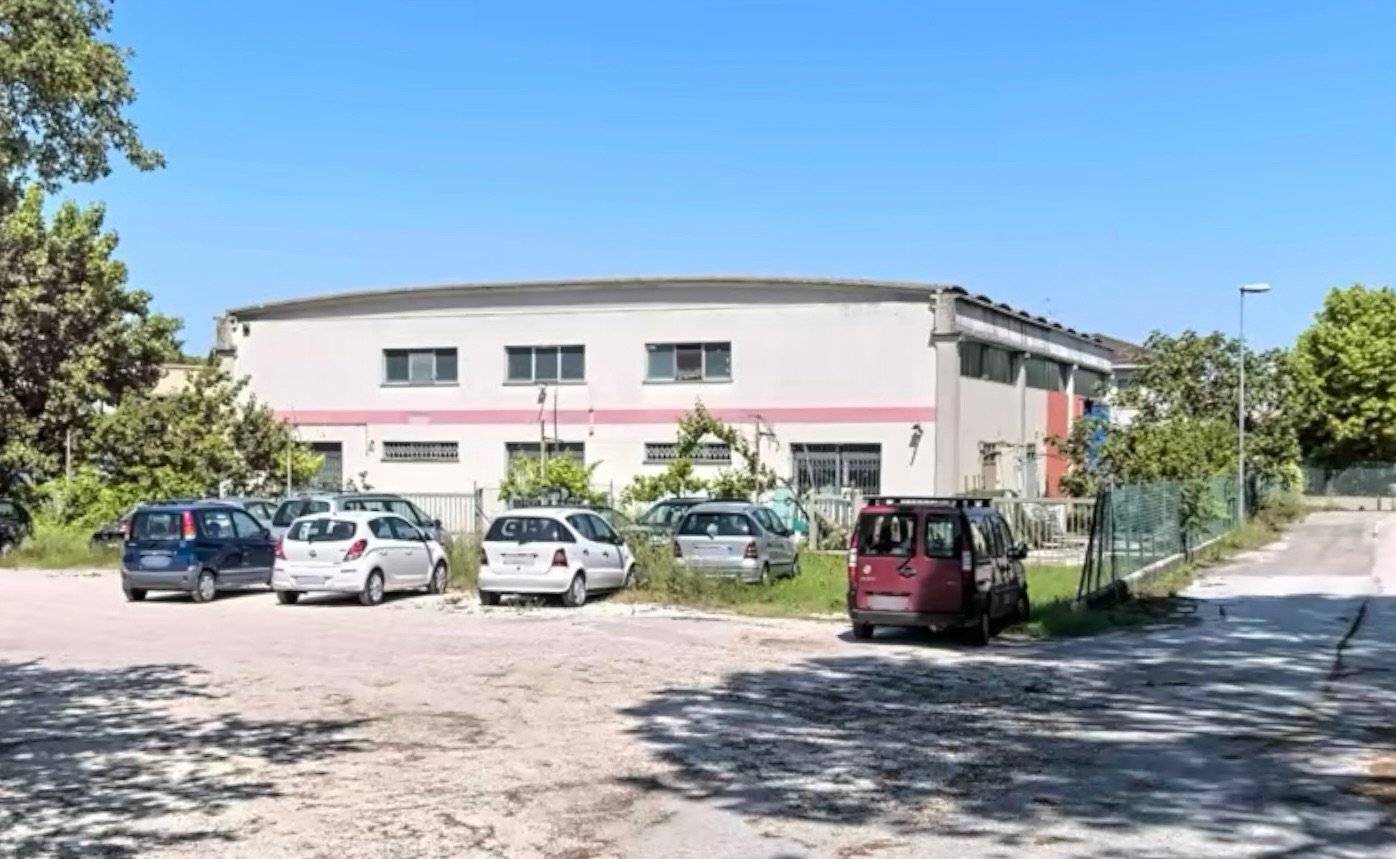 Locale commerciale in Vendita