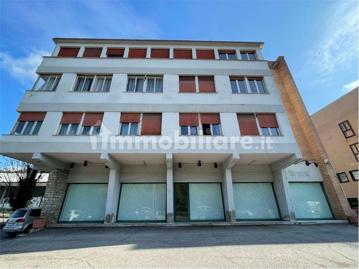 Locale commerciale in Vendita