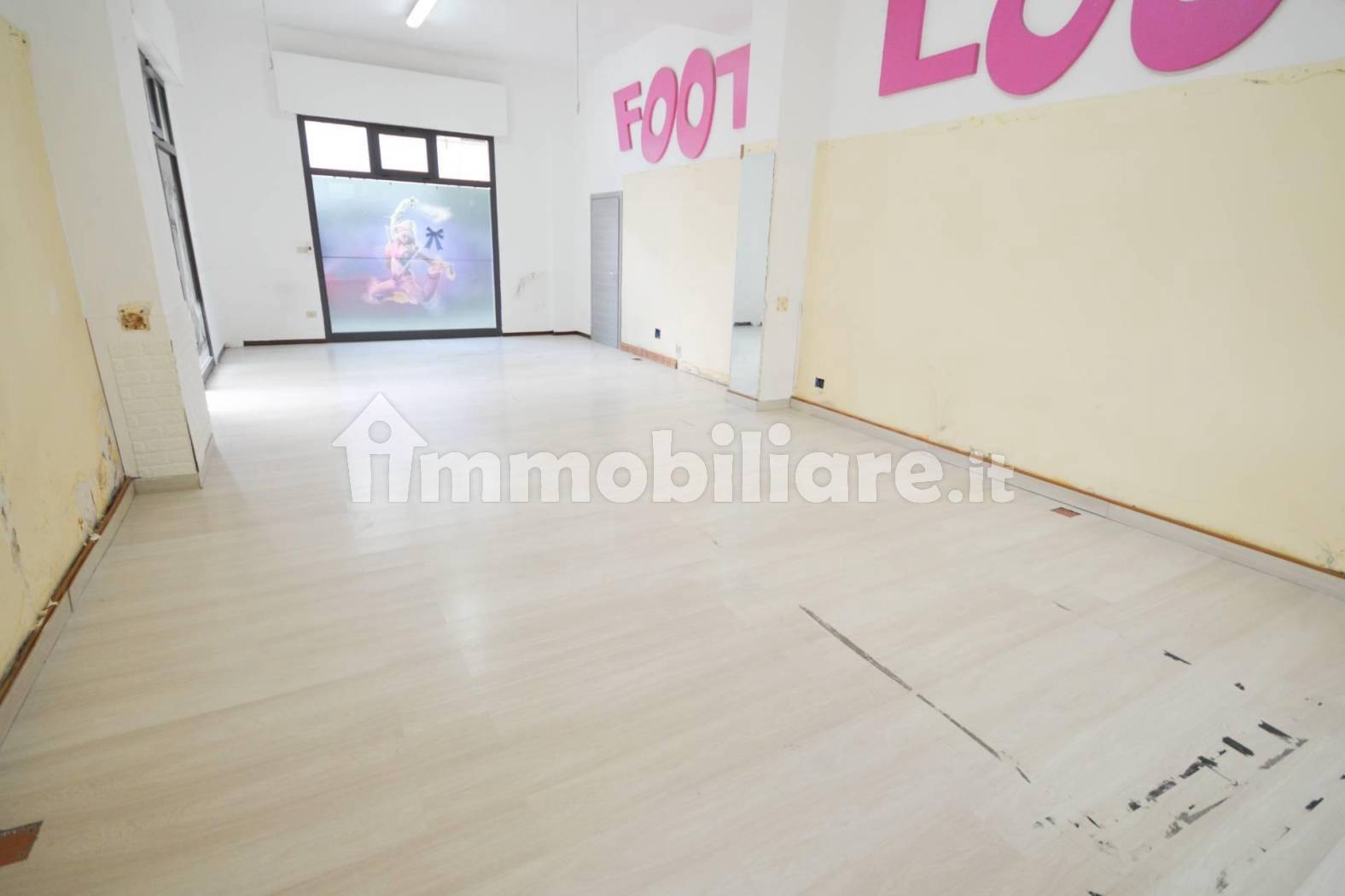 Locale commerciale in Vendita