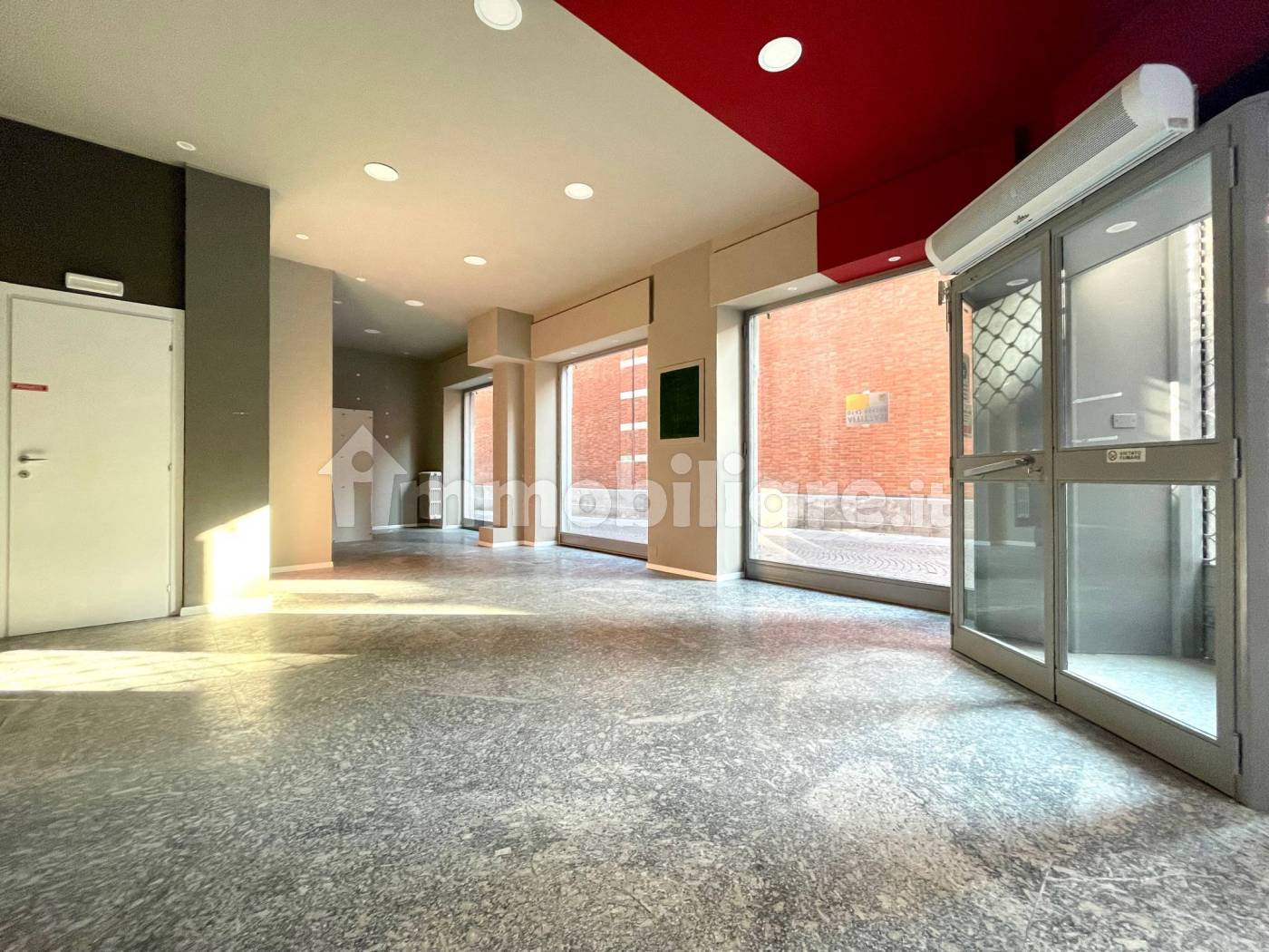 Locale commerciale in Vendita