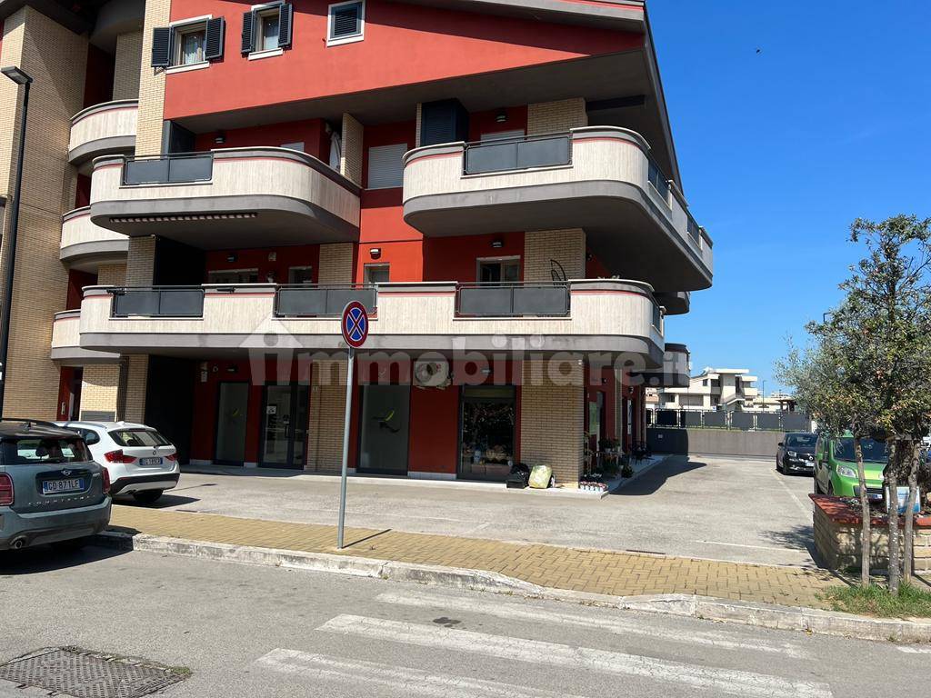 Locale commerciale in Vendita