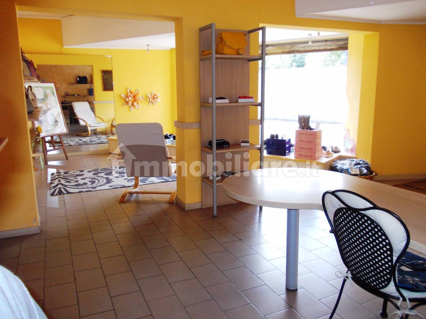 Locale commerciale in Vendita