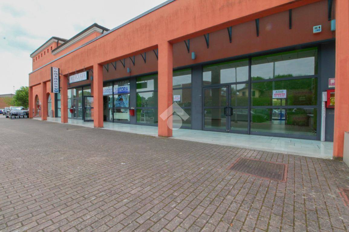 Locale commerciale in Vendita