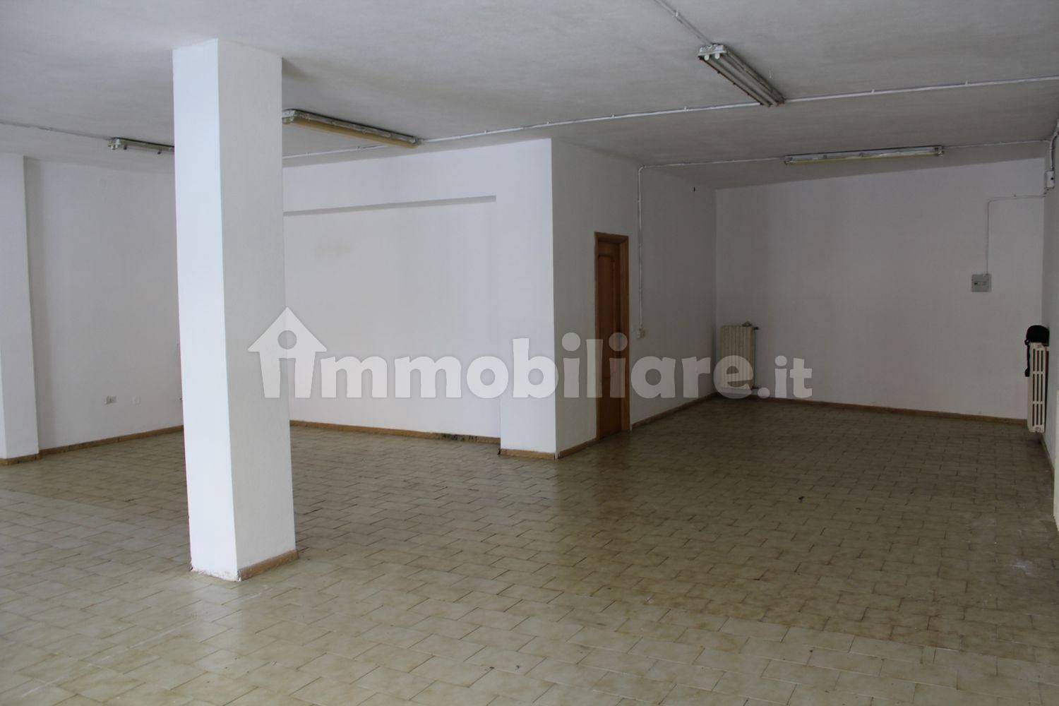 Locale commerciale in Vendita