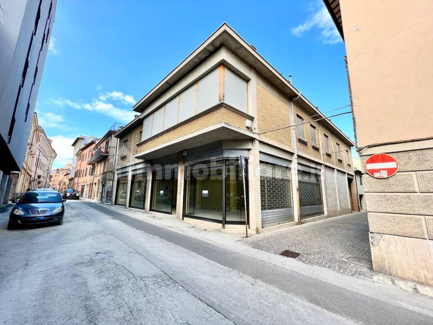 Locale commerciale in Vendita