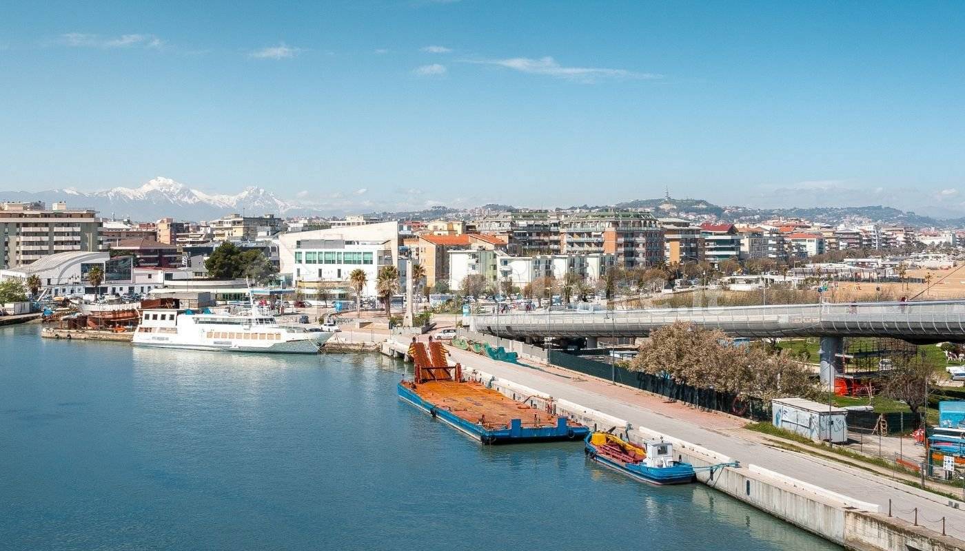 Locale commerciale in Vendita