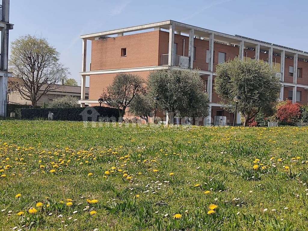 Vendita Appartamento Lonato del Garda. Trilocale in via Fenil Nuovo.... Buono stato, primo piano ...