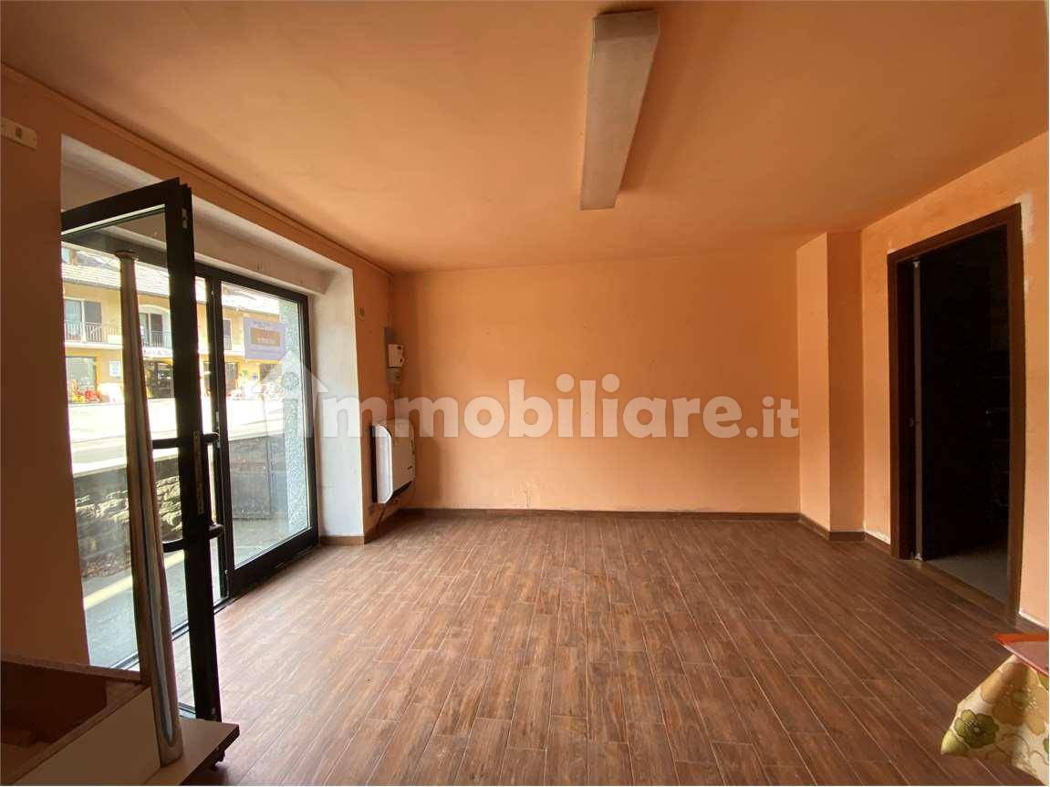 Locale commerciale in Vendita