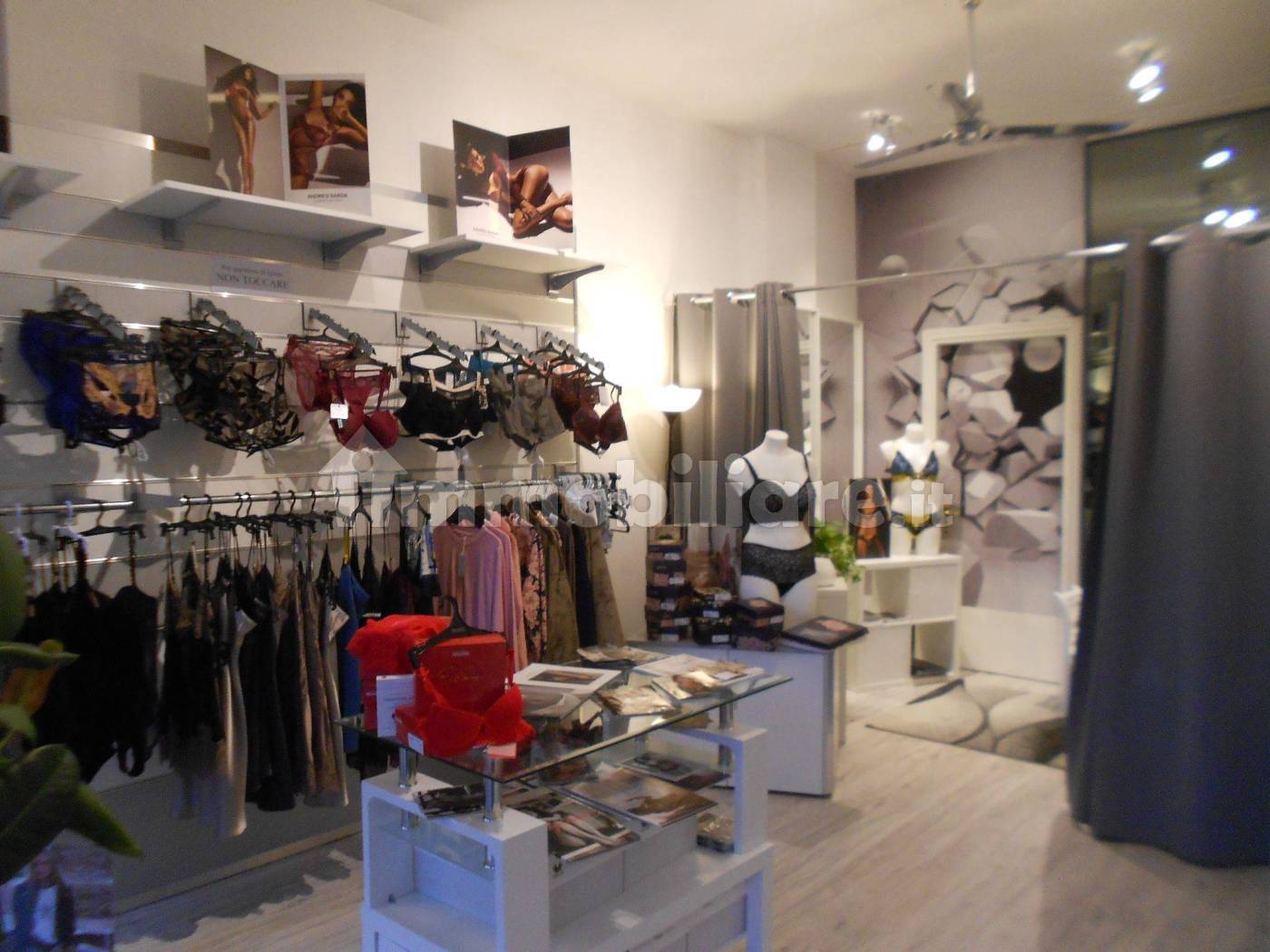 Negozio di abbigliamento in Vendita