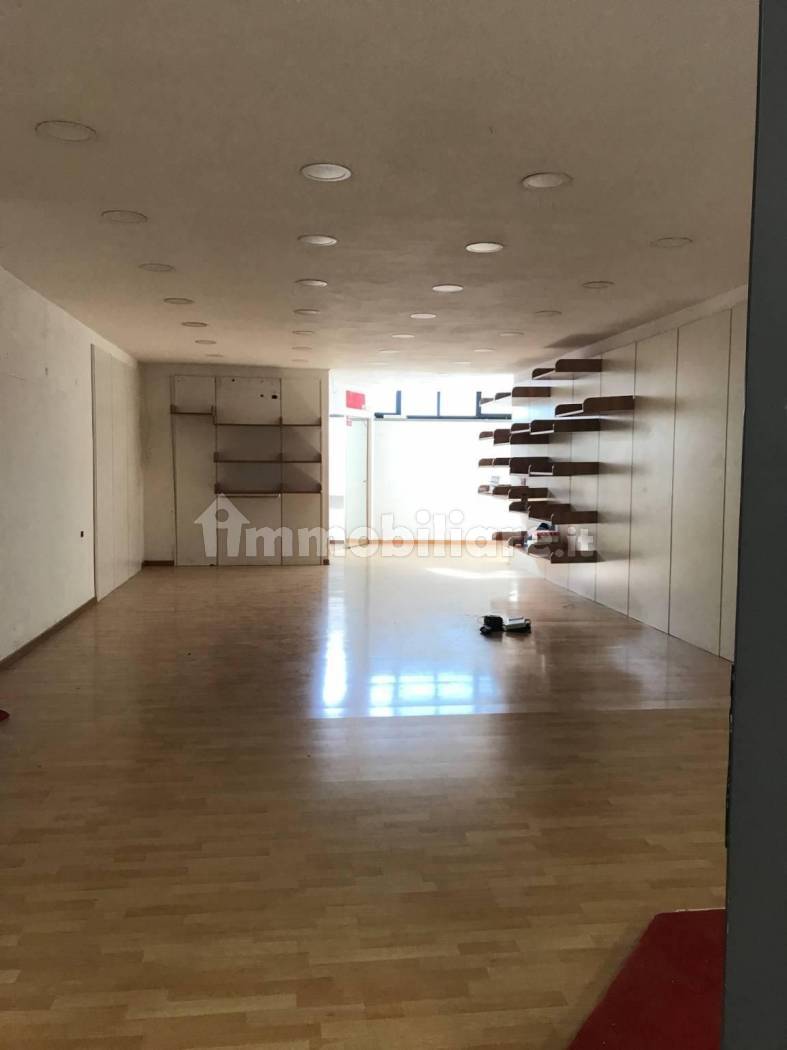 Locale commerciale in Vendita