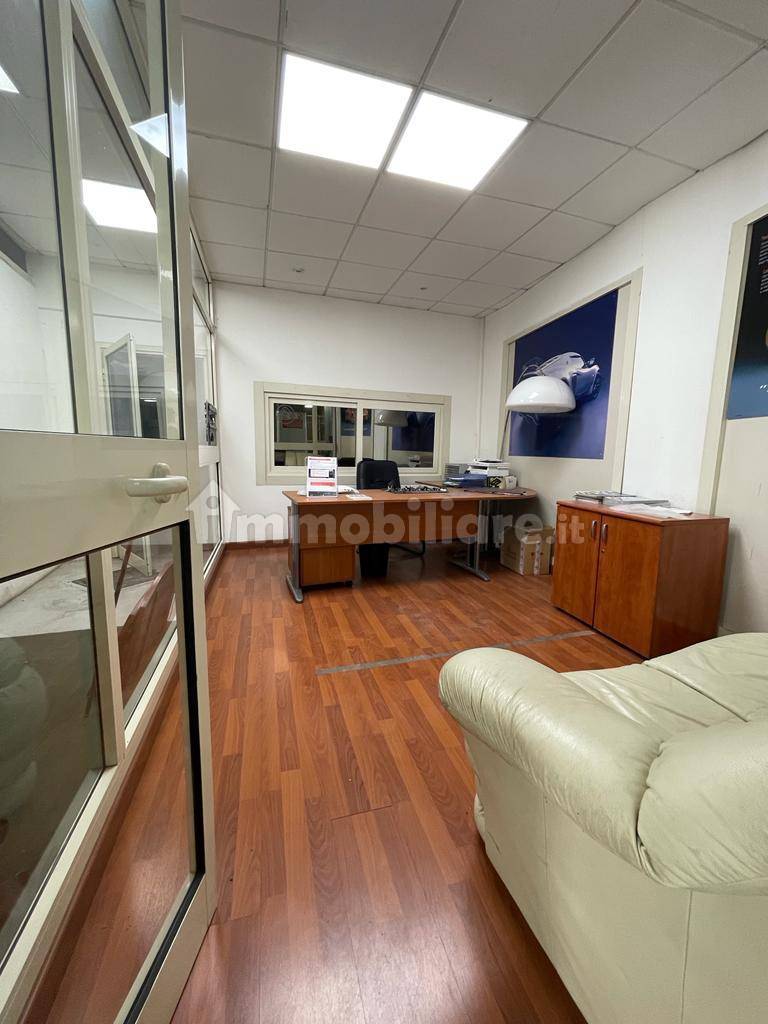 Locale commerciale in Vendita