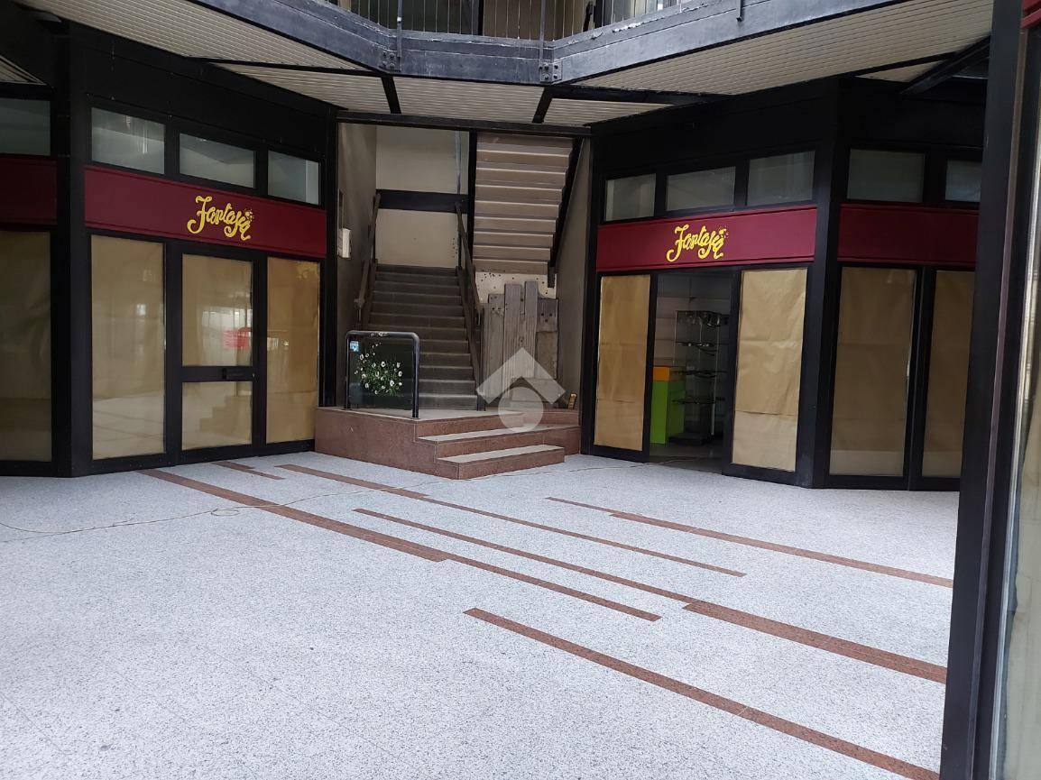 Locale commerciale in Vendita