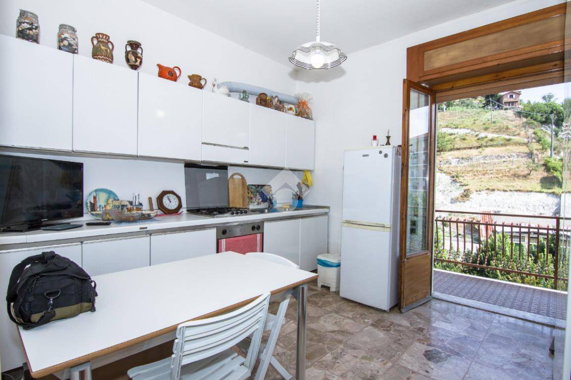 Trilocale via zeffirino bertelli 30, Centro, Gavi