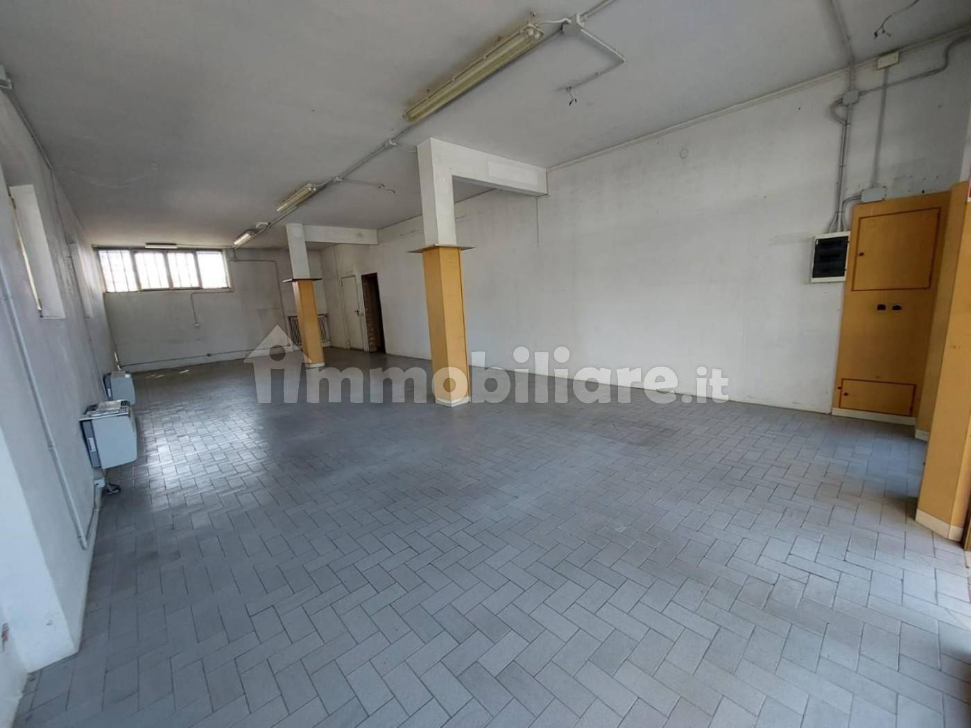 Locale commerciale in Vendita