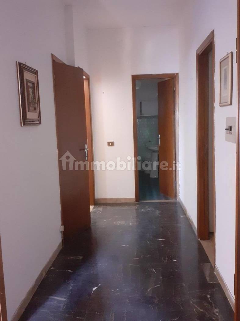 Quadrilocale via Fratelli Rosselli 14, Centro, Massa
