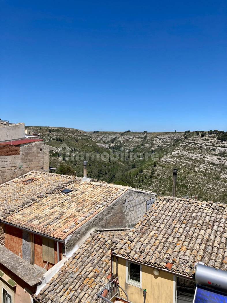 Trilocale da ristrutturare, terzo piano, Centro, Ragusa