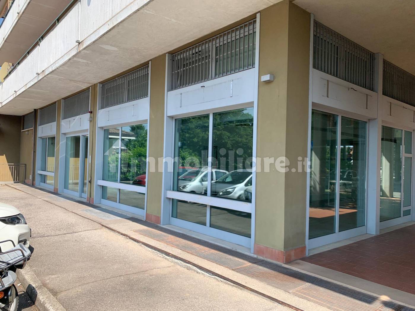 Locale commerciale con laboratorio in Vendita