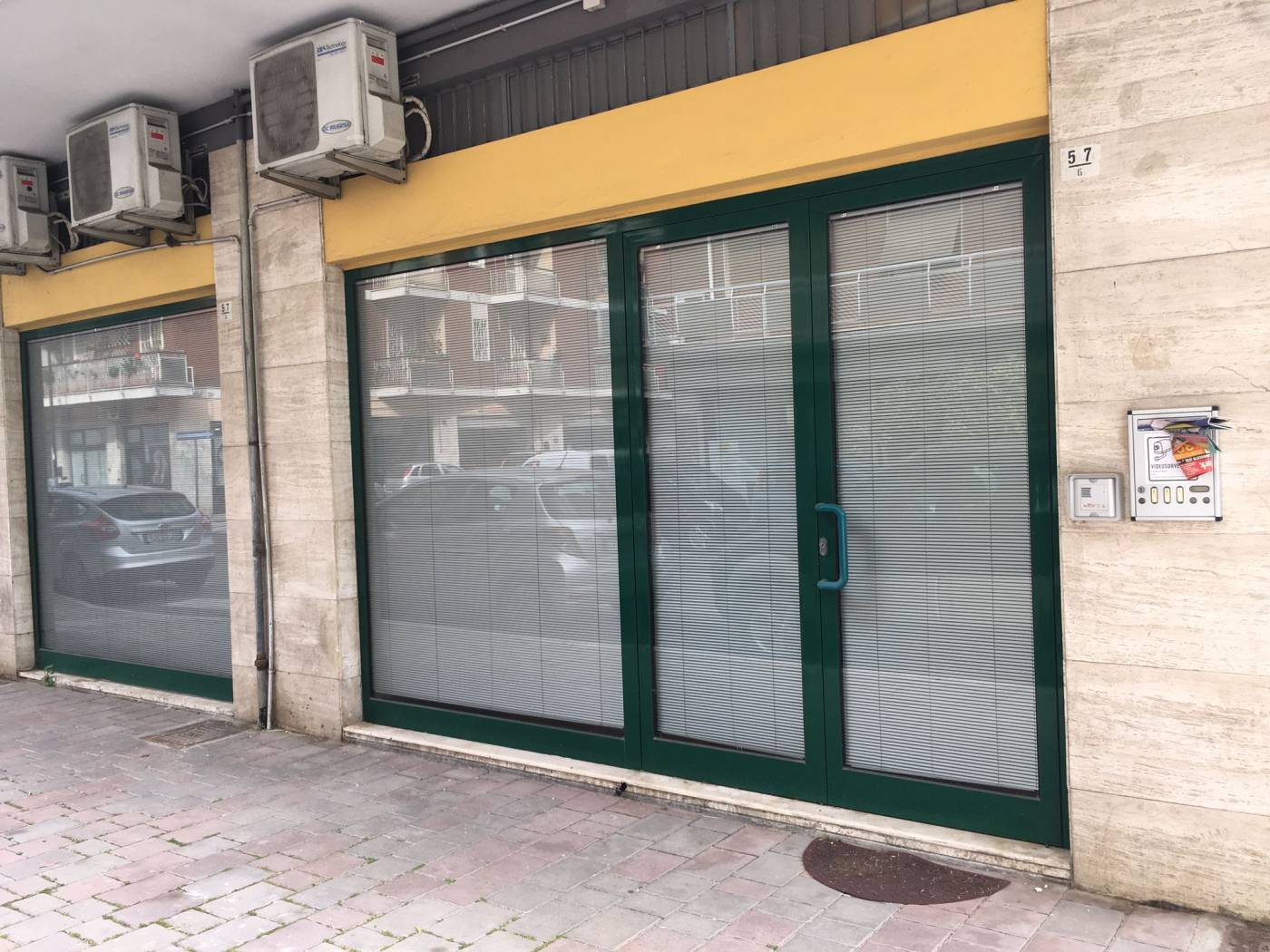 Locale commerciale in Vendita