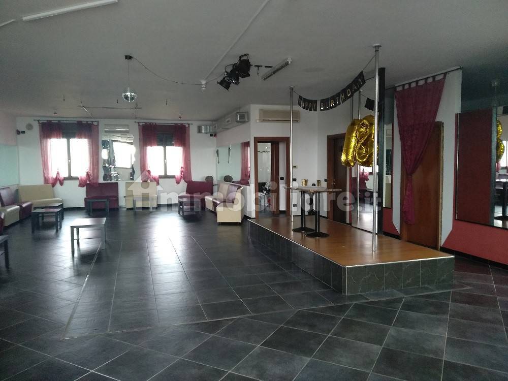 Locale commerciale in Vendita
