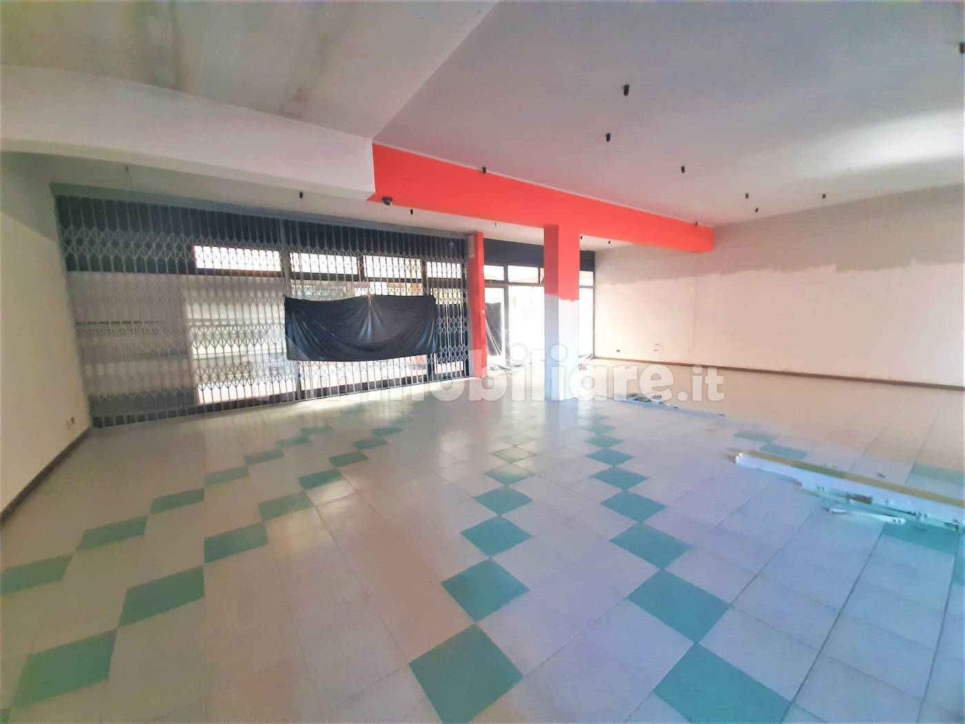 Locale commerciale in Vendita