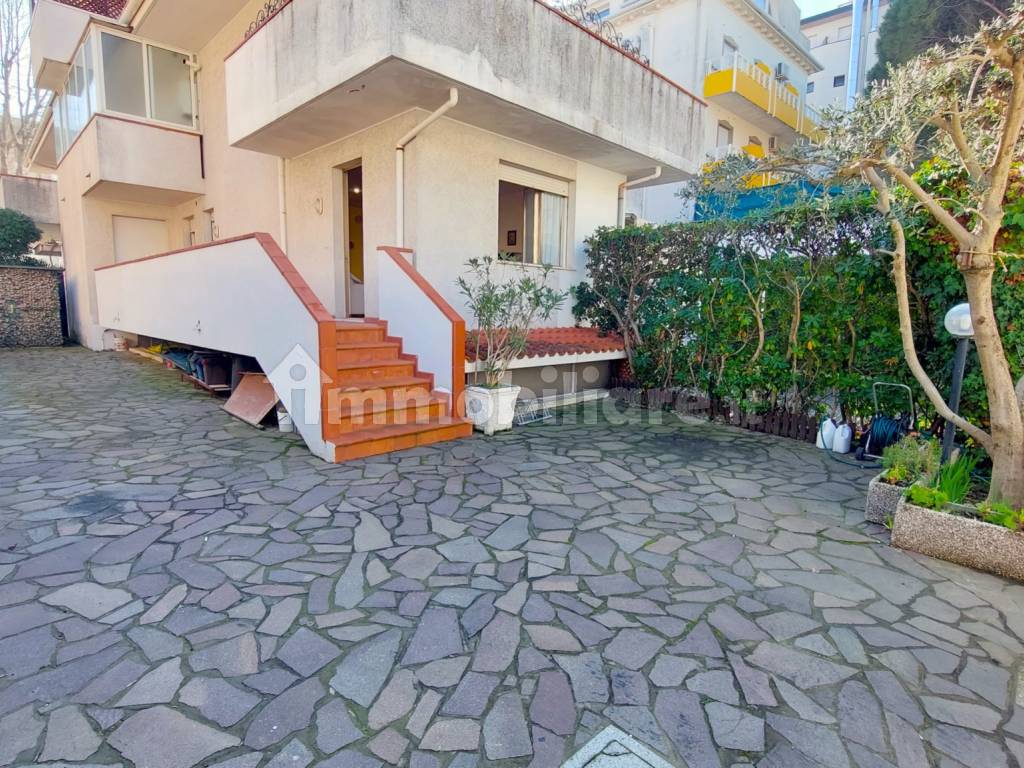 Affitto Villa bifamiliare in viale Ugo Bassi Riccione. Buono stato, con ...