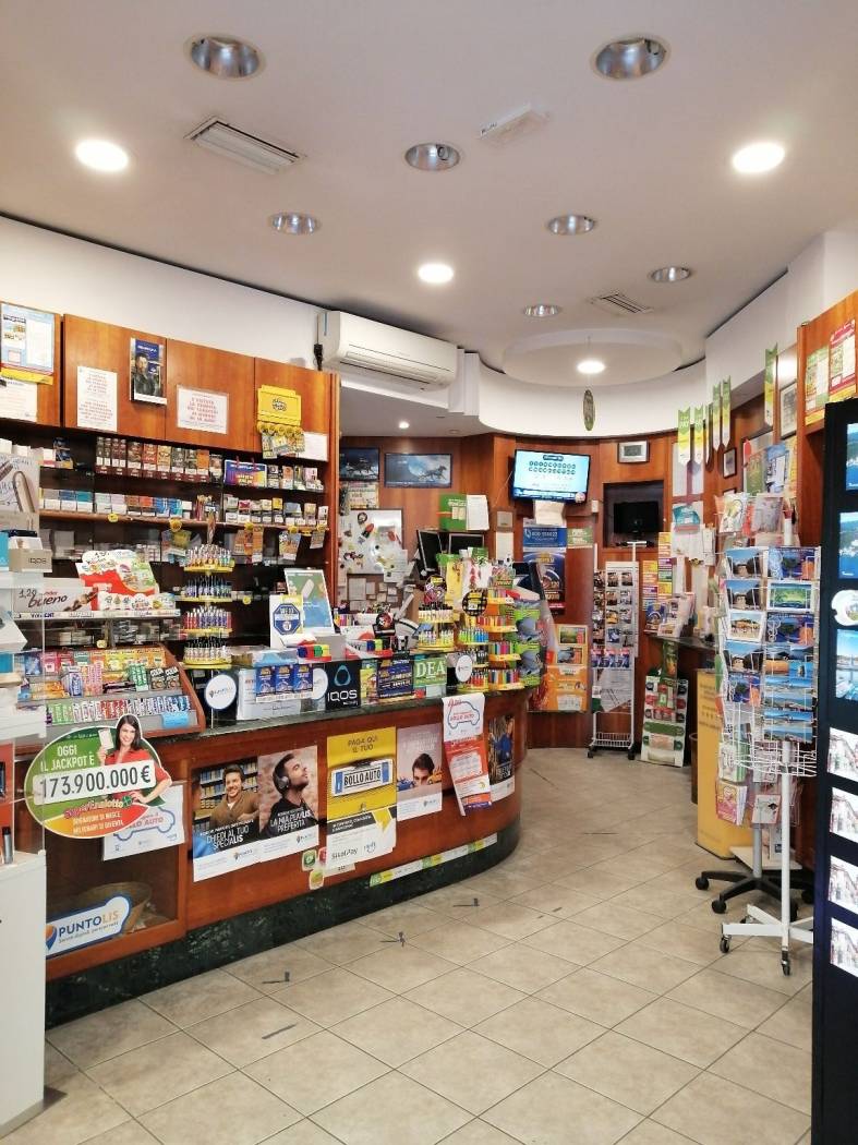 Locale commerciale in Vendita