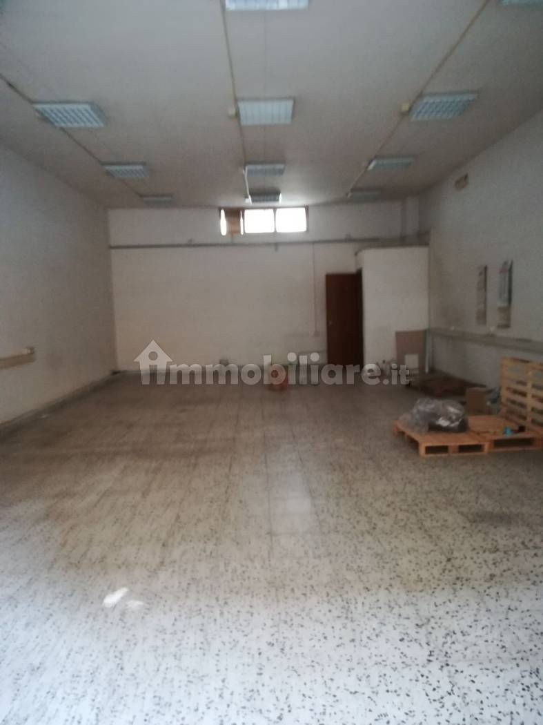 Locale commerciale in Vendita