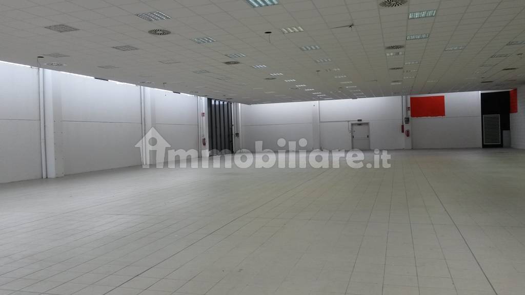 Locale commerciale in Vendita