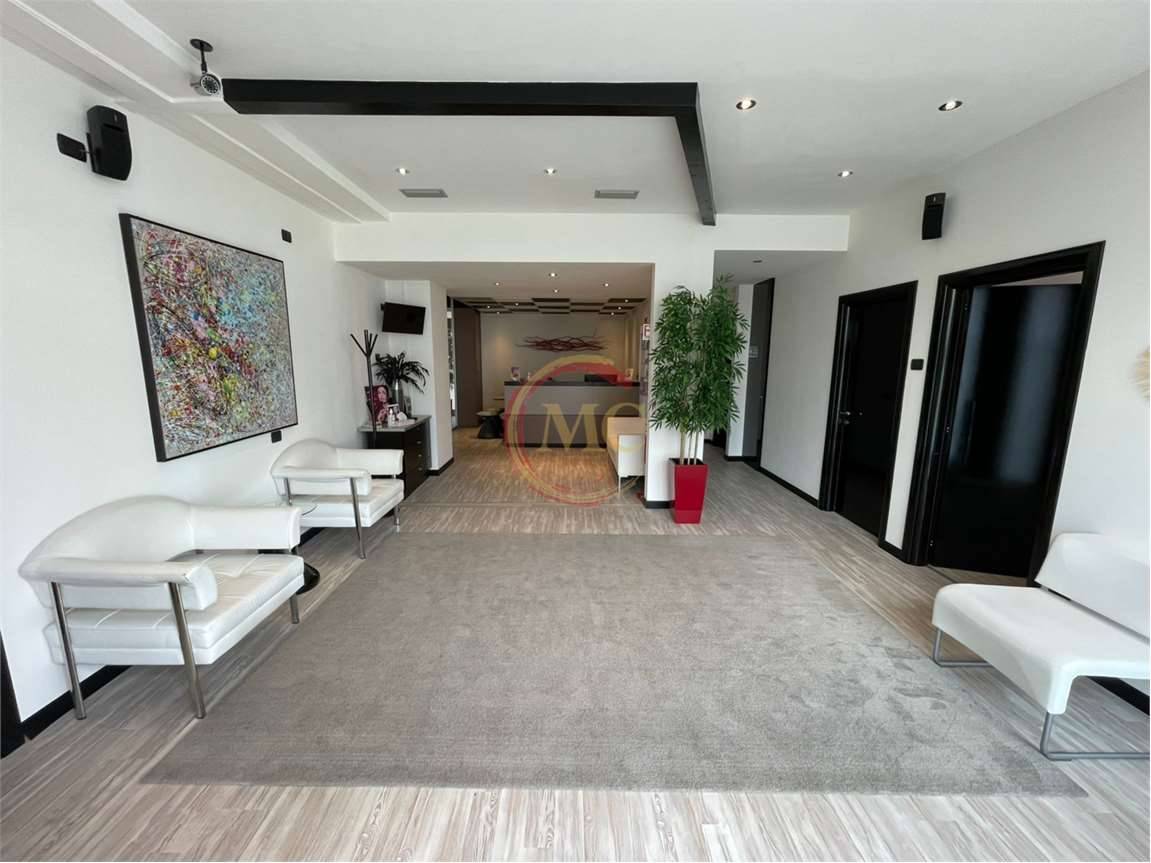 Locale commerciale in Vendita