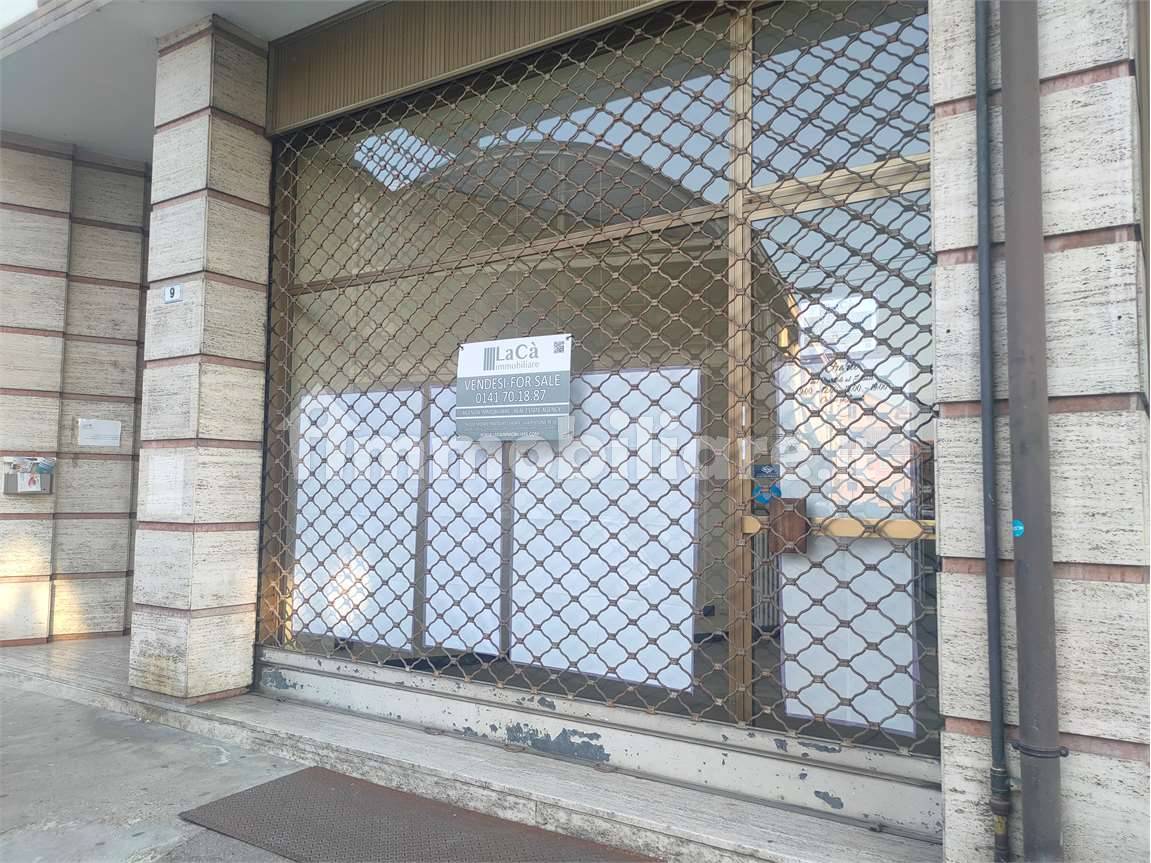 Locale commerciale in Vendita
