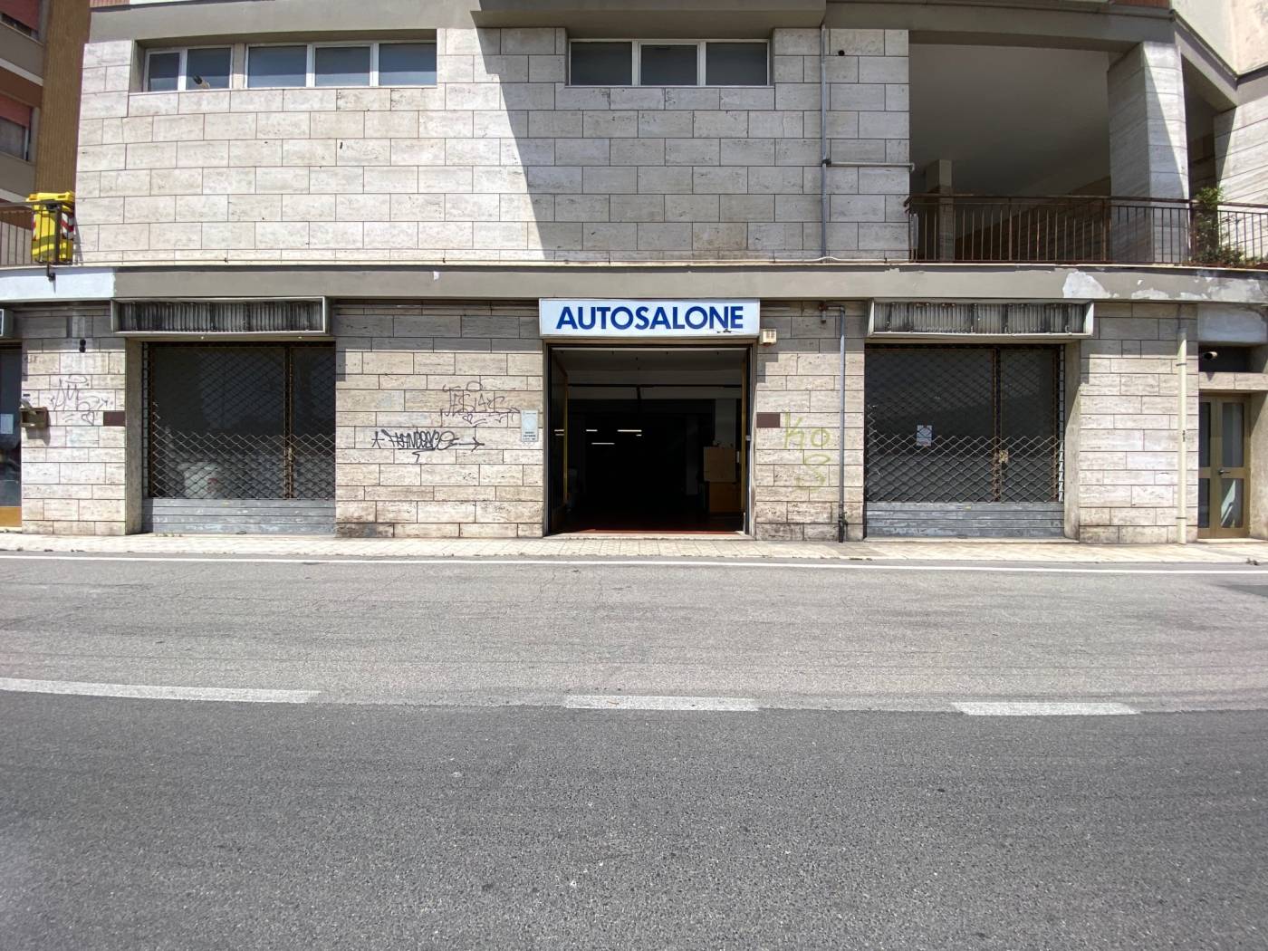 Locale commerciale con laboratorio in Vendita