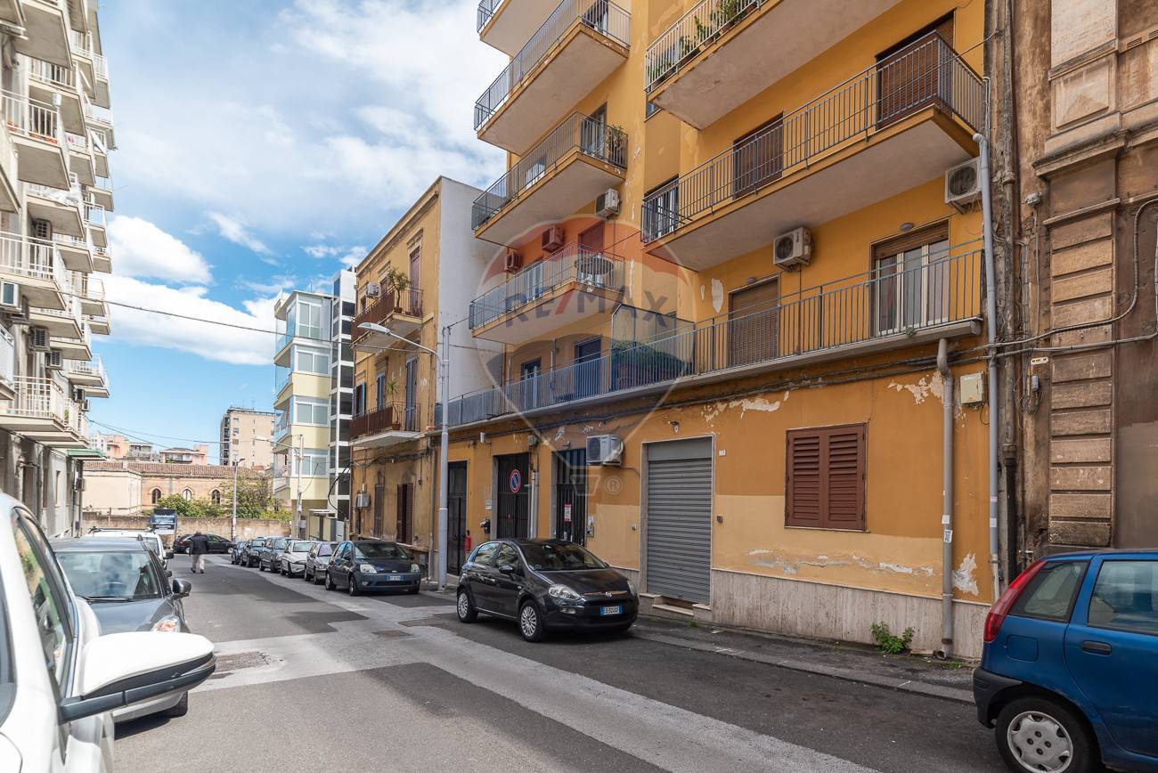 Attività commerciale con laboratorio in Vendita