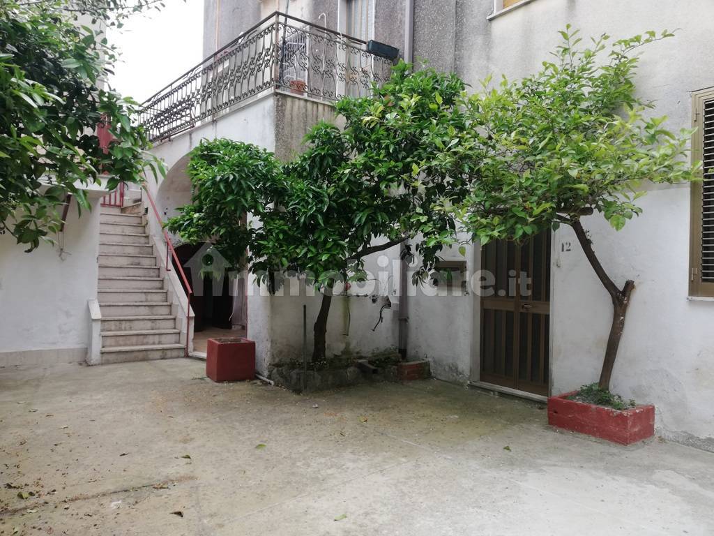 Trilocale vicolo Vescovo L  Riccio, Centro, Caiazzo