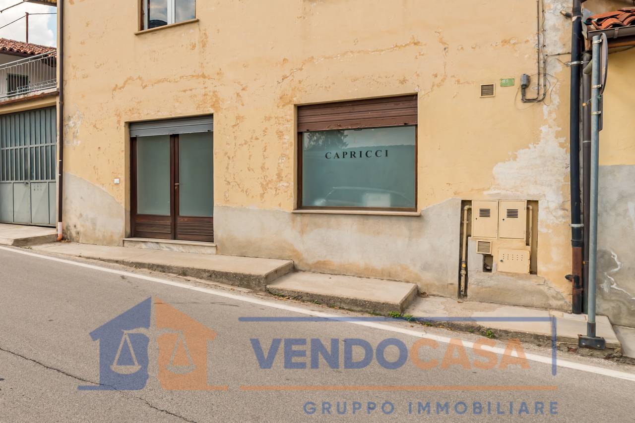 Locale commerciale in Vendita