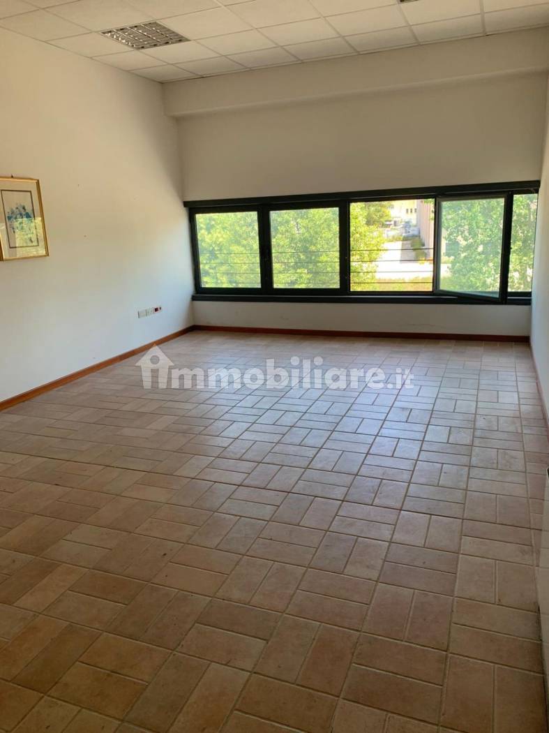 Locale commerciale in Vendita