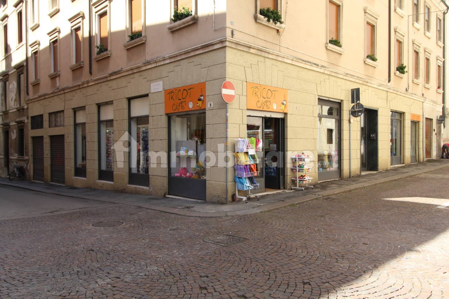 Locale commerciale in Vendita