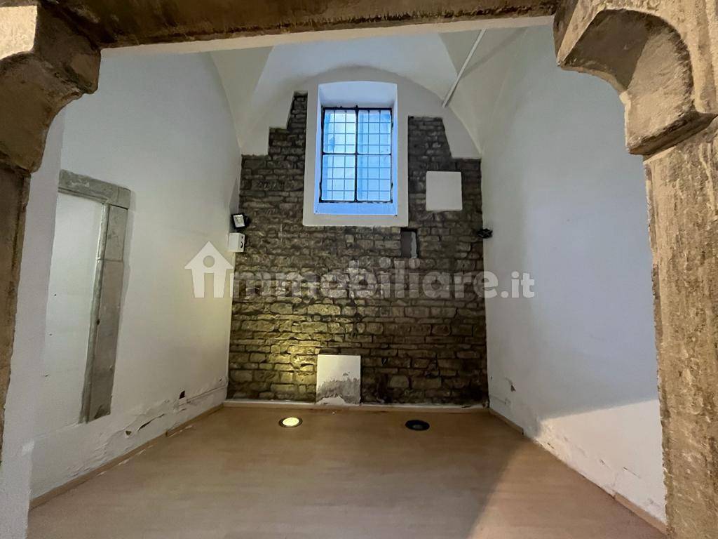 Locale commerciale in Vendita