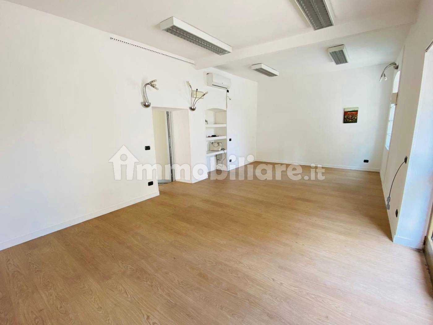 Locale commerciale in Vendita