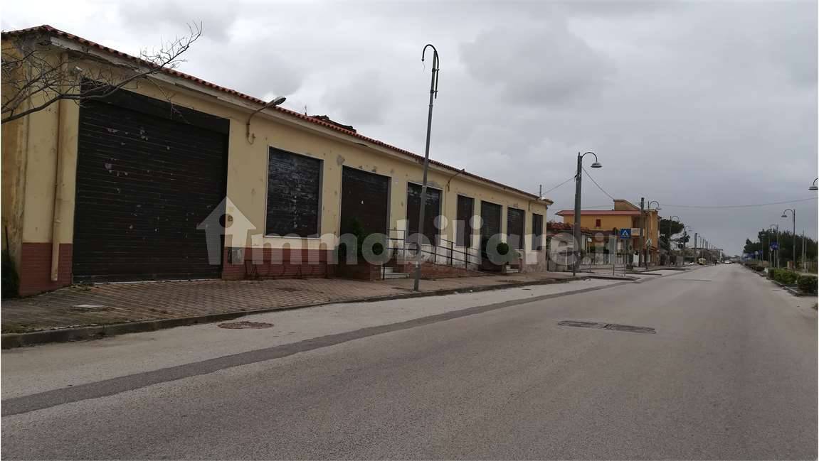 Locale commerciale in Vendita