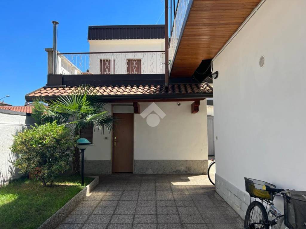 Affitto Terratetto unifamiliare in via Monte Tomba 12 Varedo. Buono stato, con terrazza ...