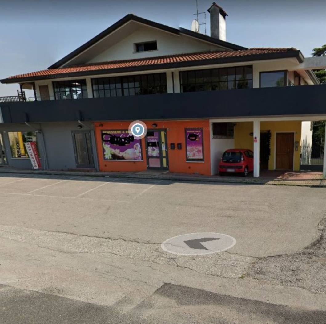 Locale commerciale in Vendita